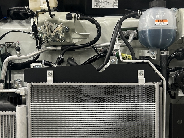 ラジエターアッパーカバー